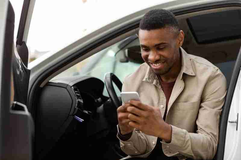 Distracted Driving Accident Lawyer in Lansing | Free Consultation